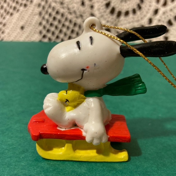 Peanuts | Holiday | Peanuts Snoopy And Woodstock Sledding Christmas ...
